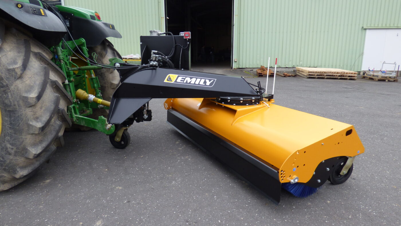 Balayeuse andaineuse ramasseuse Multi’ Sweep – Equipement Emily Canada
