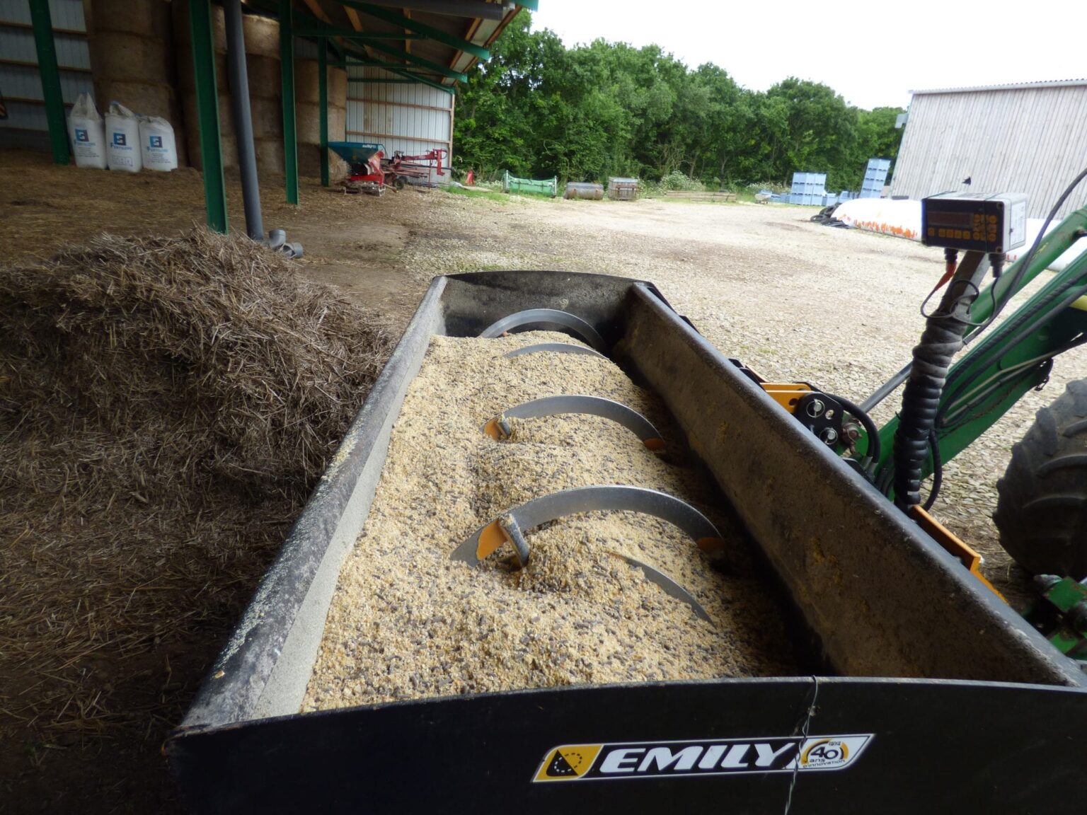 Trémie mélangeuse distributrice d’aliments secs Duo-mix – Equipement ...